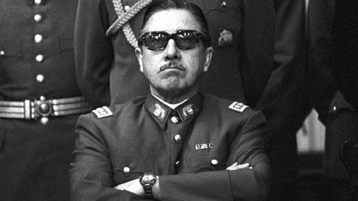 Ejemplos de autoridad autoritaria o coercitiva en la historia